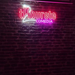 Taburete Club de Comedia